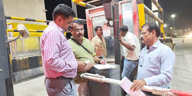 Looting At Nashirabad Toll Booth By Bogus Machine : Bing Broke After ...